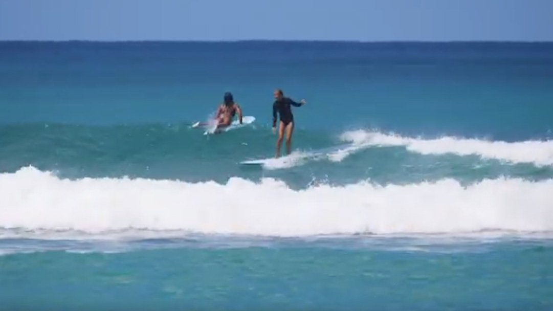Longboard Segment / Haley Otto Noseriding in Waikiki – Freesurf Magazine